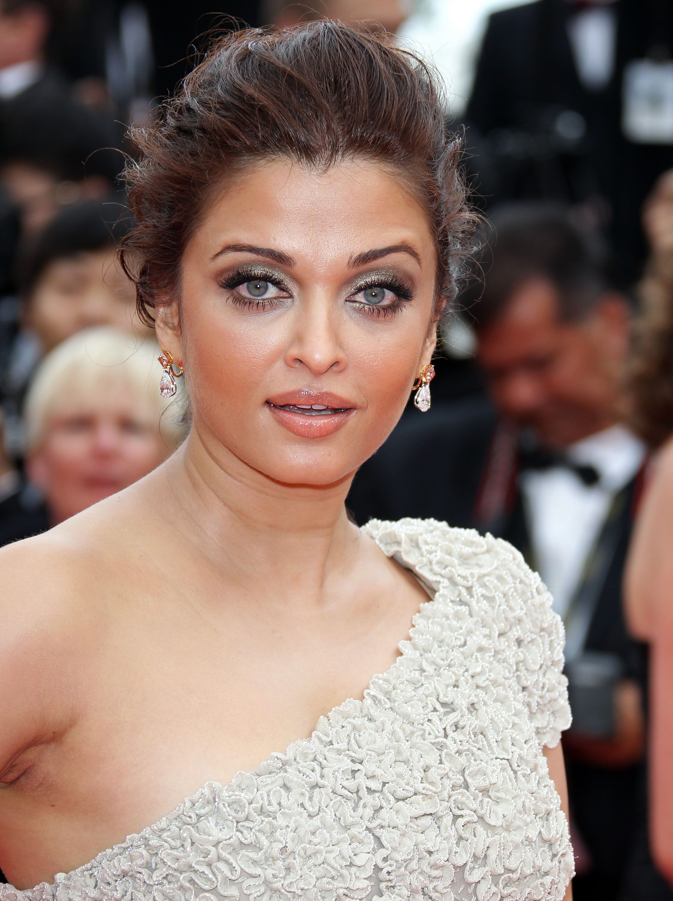 Aishwarya Rai 64th Cannes Opening Ceremony 10 - CHQ Vettri.Net
